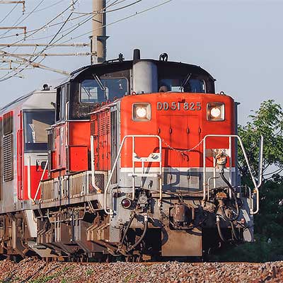 DD51 825が8075列車の前機に充当される｜鉄道ニュース｜2019年5月23日掲載｜鉄道ファン・railf.jp