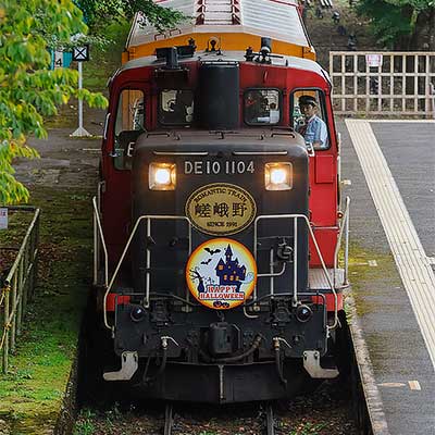 嵯峨野観光鉄道で「ハロウィン」ヘッドマーク｜鉄道ニュース｜2022年10月4日掲載｜鉄道ファン・railf.jp