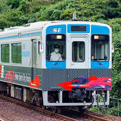 伊勢鉄道イセⅢ形102，103に「モータースポーツのまち 鈴鹿」ラッピング｜鉄道ニュース｜2022年10月9日掲載｜鉄道ファン・railf.jp