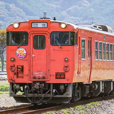 「お笑い列車 in 美祢線」運転｜鉄道ニュース｜2022年11月6日掲載｜鉄道ファン・railf.jp