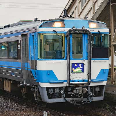 特急“剣山”2号がキハ185系四国色・四国標準色4両で運転｜鉄道ニュース｜2022年11月24日掲載｜鉄道ファン・railf.jp