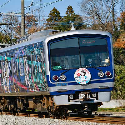 伊豆箱根鉄道「HAPPY PARTY TRAIN」に「黒澤ダイヤ」誕生日ヘッドマーク｜鉄道ニュース｜2023年1月1日掲載｜鉄道ファン・railf.jp