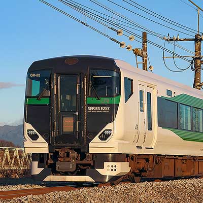 臨時特急“高尾山初詣ぐんま号”，E257系5500番代で運転｜鉄道ニュース｜2023年1月3日掲載｜鉄道ファン・railf.jp