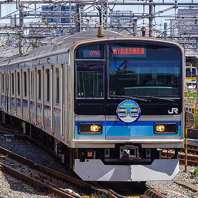 E231系800番代に誕生20周年記念ヘッドマーク｜鉄道ニュース｜2023年5月18日掲載｜鉄道ファン・railf.jp