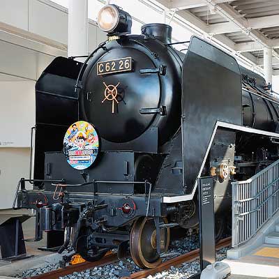 京都鉄道博物館のC62 26に「京都桃鉄博物館」ヘッドマーク｜鉄道ニュース｜2023年7月30日掲載｜鉄道ファン・railf.jp