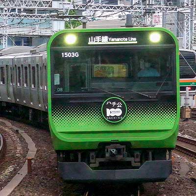 山手線E235系トウ08編成に「ハチ公生誕100年」ヘッドマーク｜鉄道ニュース｜2023年9月24日掲載｜鉄道ファン・railf.jp