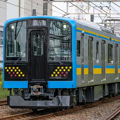 E131系1000番代T2編成が弁天橋へ｜鉄道ニュース｜2023年10月19日掲載｜鉄道ファン・railf.jp