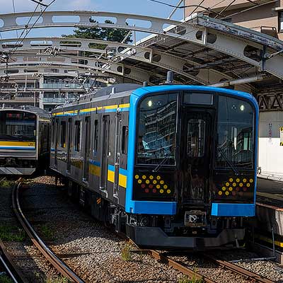 E131系1000番代T2編成が鶴見線で試運転｜鉄道ニュース｜2023年10月20日掲載｜鉄道ファン・railf.jp