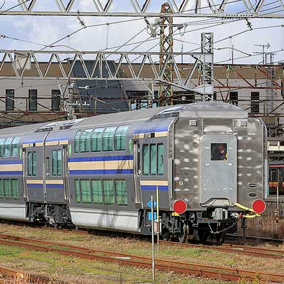 E235系1000番代グリーン車6両が甲種輸送される｜鉄道ニュース｜2023年12月14日掲載｜鉄道ファン・railf.jp