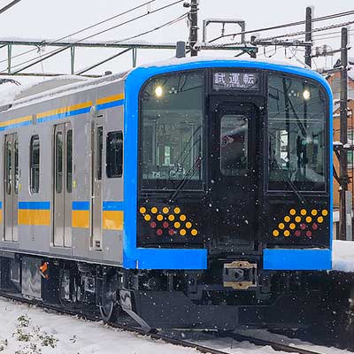 鶴見線向けE131系1000番代T8編成が登場｜鉄道ニュース｜2023年12月19日掲載｜鉄道ファン・railf.jp