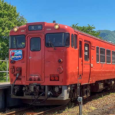 城端線で「チューリップ号」ヘッドマーク｜鉄道ニュース｜2024年5月5日掲載｜鉄道ファン・railf.jp