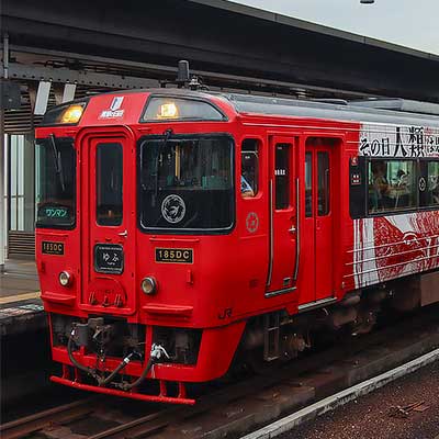 キハ185系に「進撃の日田」ラッピング｜鉄道ニュース｜2024年6月1日掲載｜鉄道ファン・railf.jp