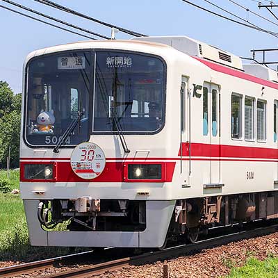 神戸電鉄5000系にデビュー30周年記念ヘッドマーク｜鉄道ニュース｜2024年6月15日掲載｜鉄道ファン・railf.jp