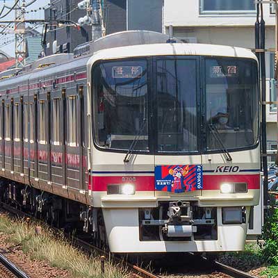 京王8000系に「FC東京」ヘッドマーク｜鉄道ニュース｜2024年7月8日掲載｜鉄道ファン・railf.jp
