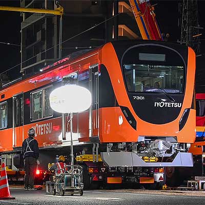 伊予鉄道7000系，併用軌道区間で搬入｜鉄道ニュース｜2024年11月7日掲載｜鉄道ファン・railf.jp