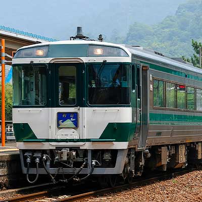 キハ185系復刻国鉄色のペア編成が復活｜鉄道ニュース｜2025年7月5日掲載｜鉄道ファン・railf.jp