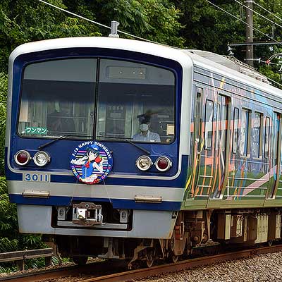 「HAPPY PARTY TRAIN」に「津島善子」誕生日ヘッドマーク ｜鉄道ニュース｜2025年7月13日掲載｜鉄道ファン・railf.jp