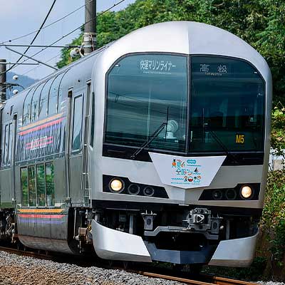 JR四国5000系M5編成に「乃木坂46 真夏の全国ツアー2025」ヘッドマーク｜鉄道ニュース｜2025年8月2日掲載｜鉄道ファン・railf.jp