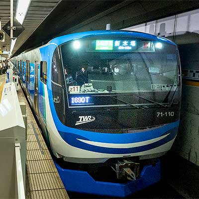 りんかい線新形車両「71-000形」の出発式を実施｜鉄道ニュース｜2025年10月3日掲載｜鉄道ファン・railf.jp